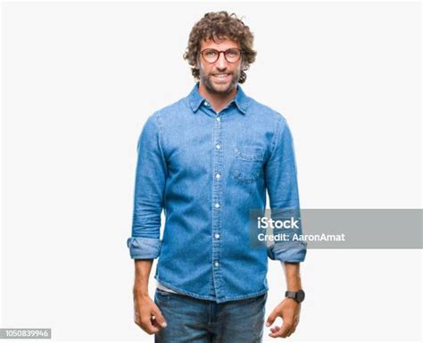 잘생긴 히스패닉 모델 남자 얼굴에 행복 하 고 멋진 미소와 함께 고립 된 배경 위에 안경을 쓰고 운이 좋은 사람 곱슬 머리에 대한 스톡 사진 및 기타 이미지 Istock