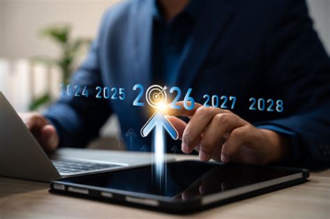 목표 전략 성공 계획 2026 상향 화살표 그래프 노트북을 활용한 사업가 기업 개발 계획 투자 전략 목표 설정 미래 기회를 위한 재정적 성장 2026년에 대한 스톡 사진 및