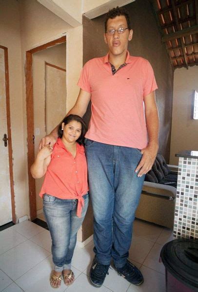 This Mismatched Couple Doesn T Let Size Get In The Way Of Love Others