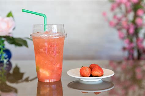 달콤한 음료 얼음 차가운 칵테일 딸기 소다 카페 위에 이탈리아 소다 콜드 음료와 딸기 과일 민트와 얼음을 유리로 곁들인 딸기