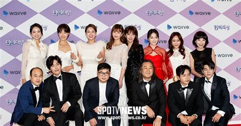 포토s 포토월 가득 채운 불타는 청춘 출연진