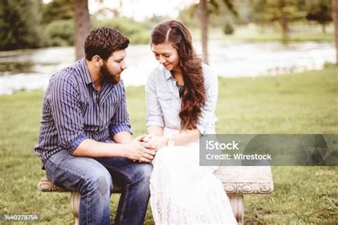 흐릿한 배경으로 기도하는 동안 손을 잡고 행복한 커플의 아름다운 장면 기도하기에 대한 스톡 사진 및 기타 이미지 기도하기 커플 아내 Istock