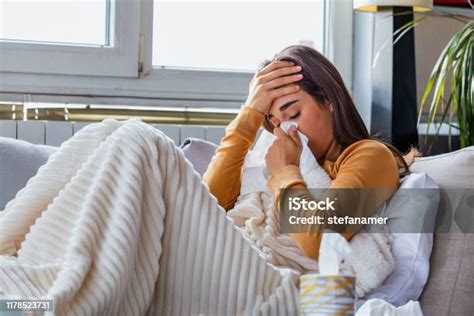 질병 계절 바이러스 문제 개념 소파에 누워 독감이 있는 아픈 여자 고열로 침대에 누워 아픈 여자 감기 독감과 편두통 가정의 방에 대한 스톡 사진 및 기타 이미지 Istock