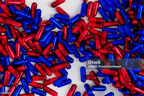 흰색 배경에 파란색과 빨간색 캡슐 알약 의료 개념 항생제 및 치료 3d 렌더링 0명에 대한 스톡 사진 및 기타 이미지 0명 3차원 형태 개념 Istock