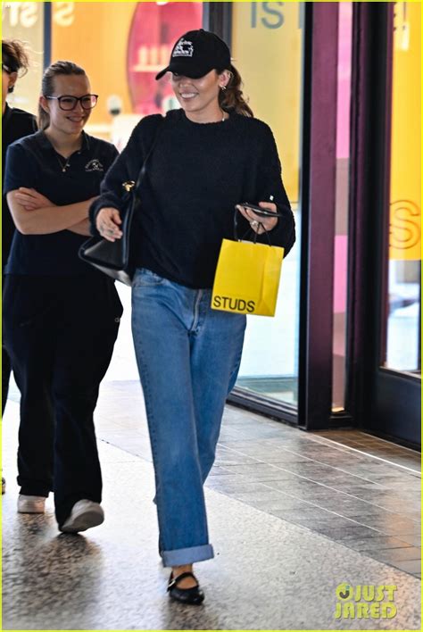 Miley Cyrus Buys New Jewelry At A Piercing Shop In La Photo 5162577