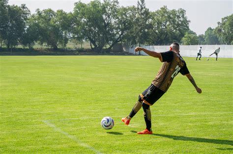 게임 남자 놀이 들판 매치 스포츠 스포츠맨 운동 운동복 육상 선수 차는 축구 축구공 훈련에 관한 무료 스톡 사진