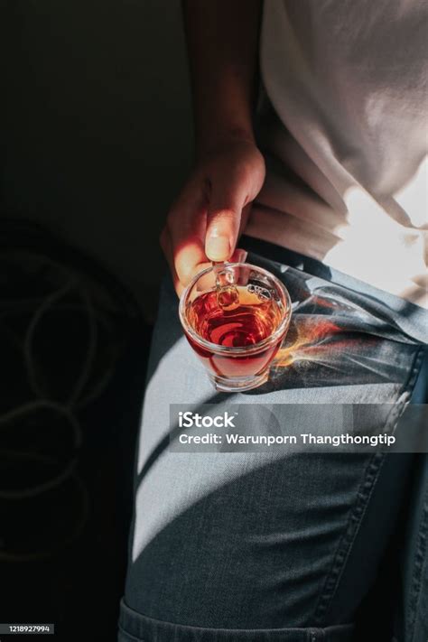 주전자에서 뜨거운 차를 창문 근처의 작은 유리에 붓는 남자를 닫습니다 프로세스 양조 차 다도 갓 양조 한 노란색 또는 녹색 허브 차 따뜻한 부드러운 빛 어두운 분위기 컵의