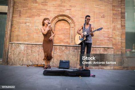 스페인 세비야의 바쁜 거리에서 노는 버스커 기타리스트 남자와 가수 여자 거리 음악가에 대한 스톡 사진 및 기타 이미지 거리 음악가 노래 세비야 Istock