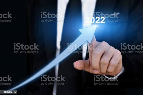 2022년 사업 성장 개념 화살표 그래프 기업 미래 성장 계획을 가리키는 사업가 2021년에 대한 스톡 사진 및 기타 이미지