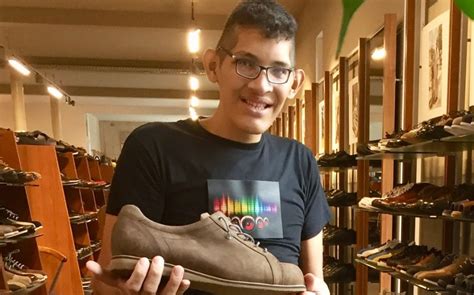I Piedi Più Grandi Del Mondo Il Numero Di Scarpe Del Detentore Del