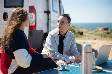 가장 친한 친구 걱정 없는 경로 고요한 관광객 남성 남자 대화 도로 라이프스타일 로드 트립 모험 목적지