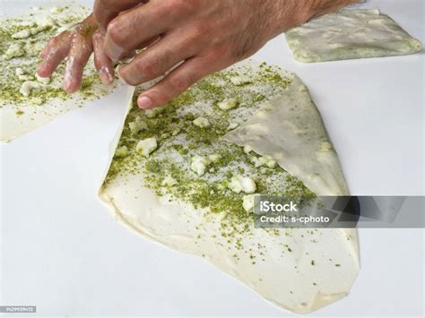 전통적인 터키 디저트 바클 라바 카트 머를 만드는 요리사 날것에 대한 스톡 사진 및 기타 이미지 날것 남성 달콤한 음식 Istock