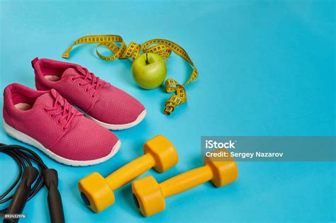 평평 하다 아령 병 물 점프 밧줄과 운동 화 스포츠 장비 피트 니스 항목 상위 보기 Sport Set에 대한 스톡 사진 및 기타 이미지 Istock