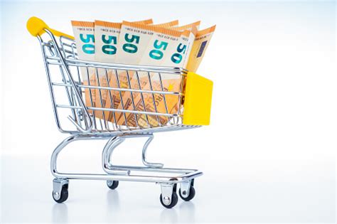 쇼핑 카트 와 유로 은행 클로즈업 와 Eu 국가의 경제 지표 유럽 국가의 생활 수준 Eu 국가에서 거래하십시오 유럽 시민의 소득 0명에 대한 스톡 사진 및 기타 이미지