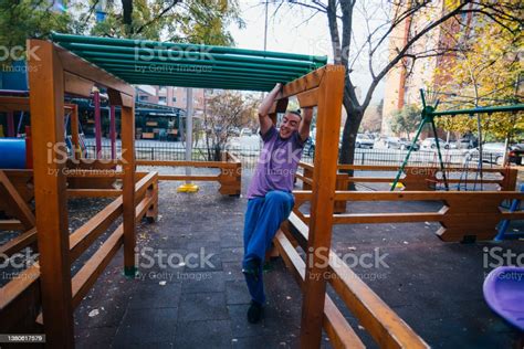 젊은 파쿠르 남자는 트릭을하고 플립과 놀이터에서 운동 20 24세에 대한 스톡 사진 및 기타 이미지 20 24세 가을