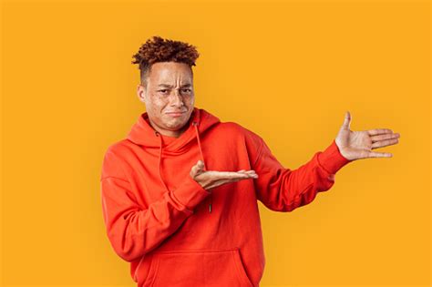 자유형 노란 에 고립 된 서 후드에 뮬라토 주근깨 남자 눈살을 찌푸리게 복사 공간 20 24세에 대한 스톡 사진 및 기타 이미지 20 24세 걱정하는 건강한 생활방식