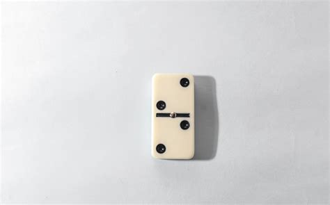 흰색 배경 복사 공간 및 다양한 아굴로가 있는 도미노 조각 테이블 게임의 개념 검은색에 대한 스톡 사진 및 기타 이미지 검은색 도미노 0명 Istock