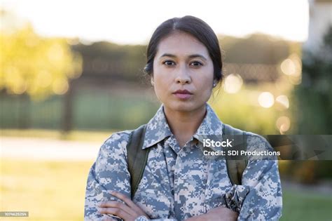 여성 유니폼에 그녀의 팔을 교차 하 고 카메라를 직접 쳐다 퇴역군인에 대한 스톡 사진 및 기타 이미지 퇴역군인 군사 심각한 Istock