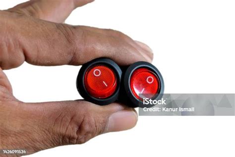 흰색 배경에 사람의 손에 있는 빨간색 버튼 켜기 및 끄기 위치 강철에 대한 스톡 사진 및 기타 이미지 강철 돌기 만짐 Istock
