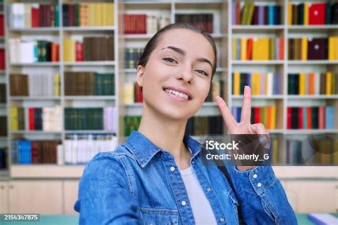 도서관 내부에서 승리를 위한 손짓을 보여주는 고등학생 소녀의 셀카 초상화 16 17 살에 대한 스톡 사진 및 기타 이미지 16 17 살 건물 외관 고등학교 Istock