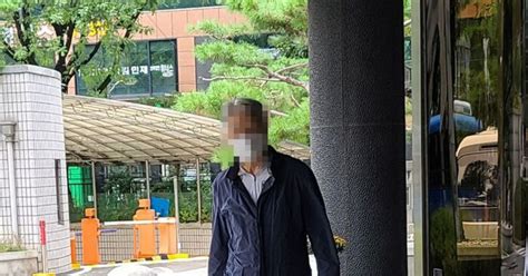 단독 포토 검사실로 향하는 박수홍의 아버지