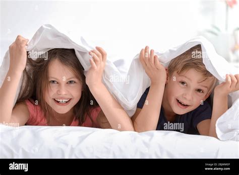 Porträt des glücklichen kleinen Bruders und der Schwester unter