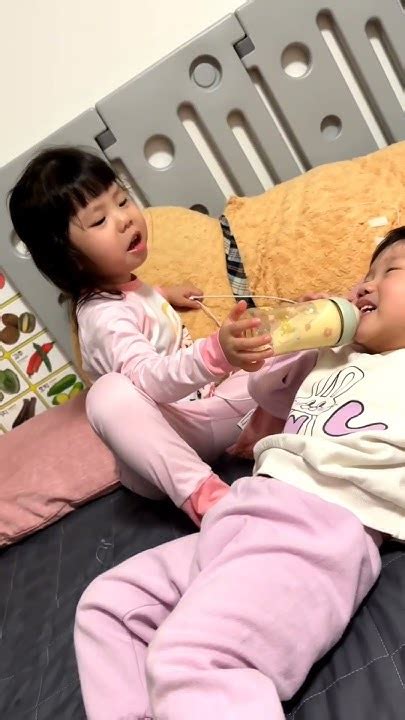 처음으로 동생에게 분유를 먹여봤다 Youtube