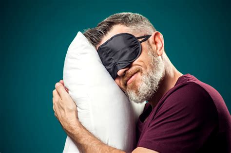 빨간 티셔츠를 입은 남자와 베개를 들고 머리에 수면 마스크 라이프스타일 및 취침 시간 개념 T 셔츠에 대한 스톡 사진 및 기타