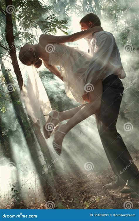 Paare In Einem Wald Stockbild Bild Von Baumuster Attraktiv 35402891