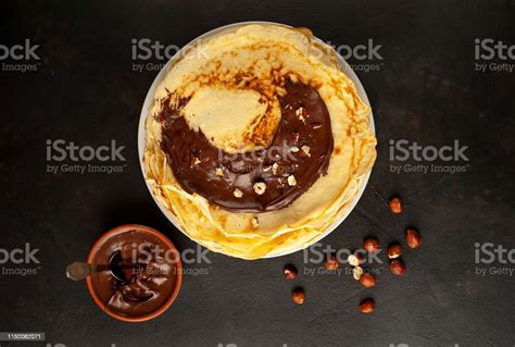 콘크리트의 배경에 흰색 접시에 초콜릿 페이스트와 헤이즐넛 팬케이크 슬레이트 0명에 대한 스톡 사진 및 기타 이미지 0명 갈색 날씬한 Istock