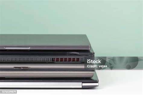 흰색 테이블에서 재활용을 위한 오래된 중고 노트북 컴퓨터 더미 재사용 및 재활용 개념을 위한 노후화 전자 폐기물 전자 폐기물 계획 0명에 대한 스톡 사진 및 기타 이미지