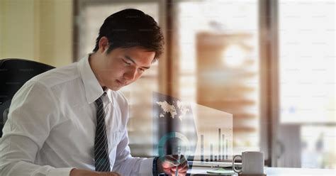 디지털 태블릿에서 분석 데이터로 작업하는 사업가 사진 Unsplash의 테이블 이미지