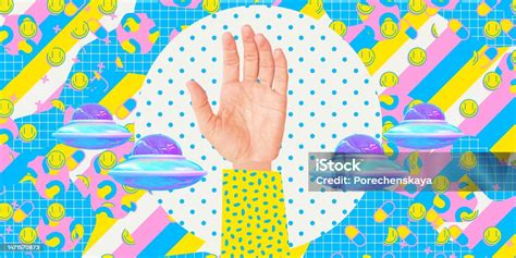 현대 디지털 콜라주 아트 현대적인 트리피 디자인 창조적 인 추상적 인 배경에 재미 있는 손과 비행 접시 디자인에 대한 스톡 사진