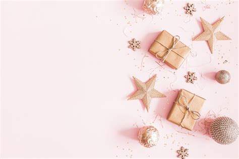 크리스마스 구성입니다 크리스마스 선물 황금 장식 파스텔 핑크 배경 평면 위치 최고 보기 복사 공간 분홍에 대한 스톡 사진 및 기타 이미지 Istock