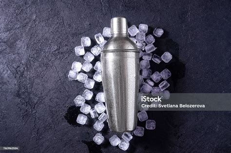 다크 스톤 테이블에 얼음크롬 바 셰이커 차가운 여름 음료의 개념 상단보기 플랫 레이 텍스트의 공간 복사 칵테일에 대한 스톡 사진