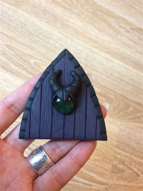 Home Sweet Gnome Fairydoor Porte De Fée Maleficent En Pâte Fimo Par Frederic Braie Portes De