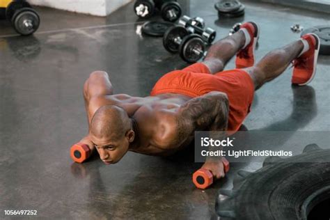 푸시를 하 고 젊은 아프리카계 미국인 운동가의 선택적 초점 체육관에서 아령과 Ups 근육에 대한 스톡 사진 및 기타 이미지