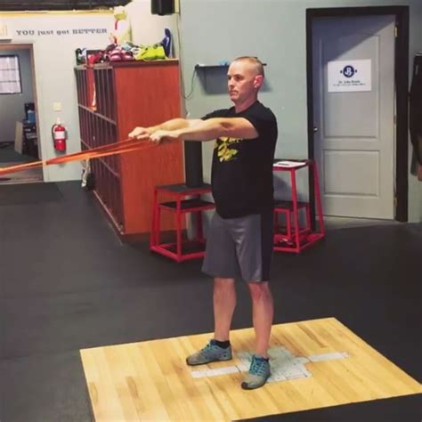 упражнение для осанки которое укрепляет мышцы плечевого пояса сзади и верха спины Home