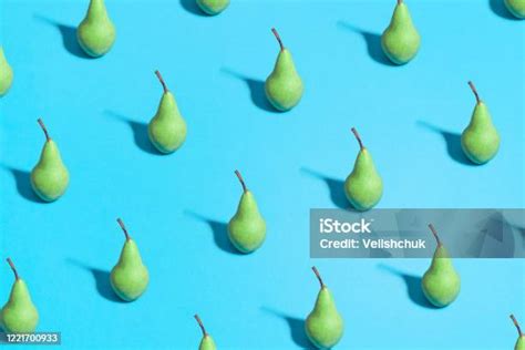 최소한의 플랫 레이 푸드 텍스처 여름 추상 적인 트렌디 한 신선한 컨셉 밝은 밝은 파란색 배경에 녹색 배 패턴 복사 공간 개념에 대한 스톡 사진 및 기타 이미지 Istock