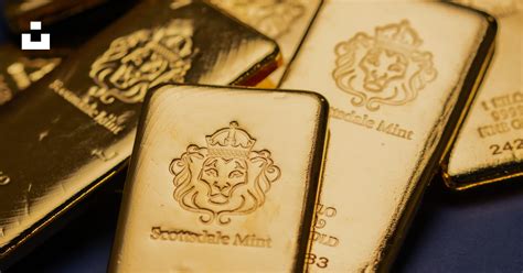 탁자 위에 놓인 금괴 더미 사진 Unsplash의 무료 금 이미지