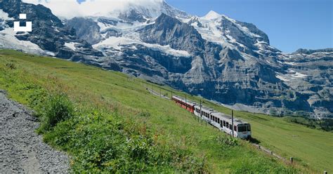 산악 지역의 선로에있는 기차 사진 Unsplash의 무료 회색 이미지