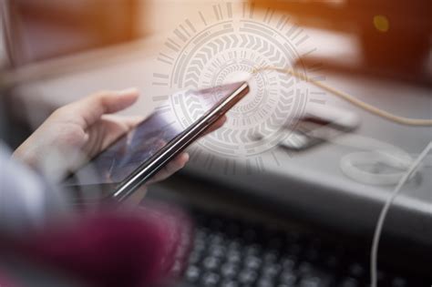 스마트 폰 개념에 의해 온라인 검색 소셜 네트워크 그래픽 및 디지털 인터페이스와 화면에 손가락을 가리키는 젊은 남자의 손 인공 지능 화면 표시 된 기호 연결 Brand