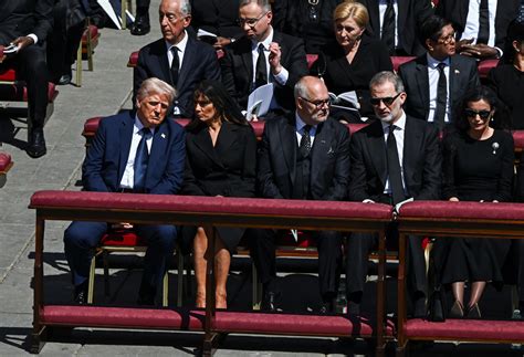 ФОТО Пап Францисыг эцсийн замд нь үдлээ