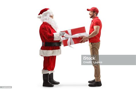 택배사에게 선물을 주는 산타클로스의 전체 길이 프로필 사진 12월에 대한 스톡 사진 및 기타 이미지 12월 25 29세 2명 Istock