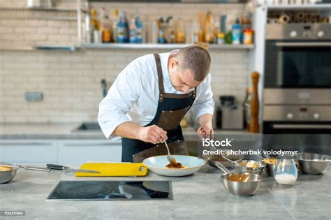 음식 요리 직업과 사람들 개념폴렌타와 송아지 고기 접시를 봉사 하는 남자 요리사 쿡 레스토랑 주방에서 소스와 함께 방언 요리 과정 건강한 식생활에 대한 스톡 사진 및 기타