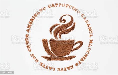 뜨거운 음료 비문 커피와 커피 또는 차 한 잔은 흰색 격리 된 배경에 분쇄 커피로 만들어집니다 기치 0명에 대한 스톡 사진 및 기타 이미지 Istock