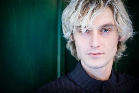 ქართველი ემიგრანტი მუსიკოსი და მსახიობი იტალიიდან უკრაინელების დასხმარებლად ვიდეო Nostal Ge