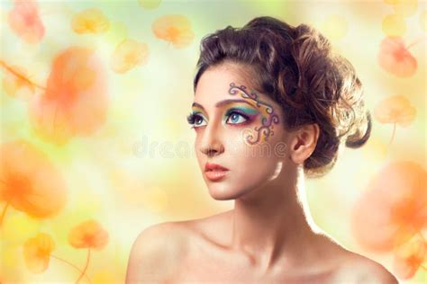 Mujer India Desnuda Con El Cuerpo Perfecto Foto De Archivo Imagen De Mirando Estilo