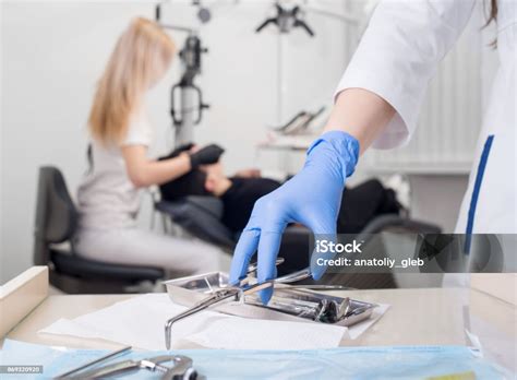 조 수의의 근접 보기 파란색 장갑과 손 치과 장비 작업 배경을 흐리게에 여성 치과 의사 치과 사무실에서 환자를 치료입니다 치과 가발에 대한 스톡 사진 및 기타 이미지