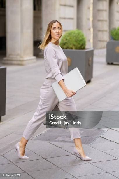 건물 근처의 길을 건너는 노트북을 가진 자신감 있는 여성 관리자 걷기에 대한 스톡 사진 및 기타 이미지 걷기 여자 자신감 Istock